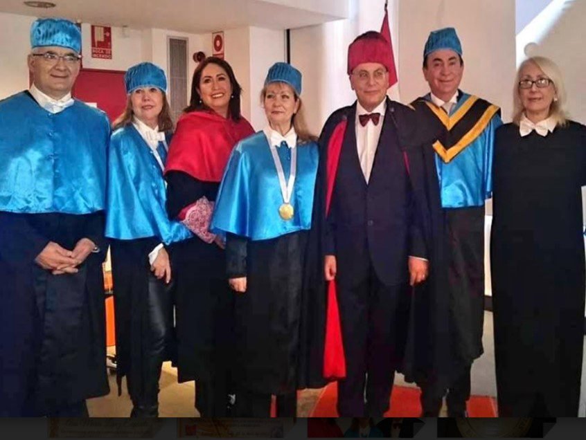 LA escritora ana MARÍA lópez expósito RECIBE LA INVESTIDURA DE DOCTOR ...